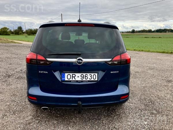 Blue Opel Zafira 2017 in Talsi, with an engine capacity of 2.00 L and mileage of 247 thousand km for 8500 €, photo 5 on AUTOMOTO.COM.LV