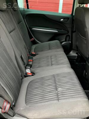 Blue Opel Zafira 2017 in Talsi, with an engine capacity of 2.00 L and mileage of 247 thousand km for 8500 €, photo 17 on AUTOMOTO.COM.LV