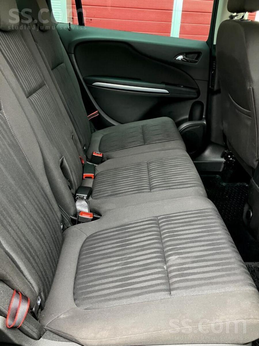 Blue Opel Zafira 2017 in Talsi, with an engine capacity of 2.00 L and mileage of 247 thousand km for 8500 €, photo 17 on AUTOMOTO.COM.LV