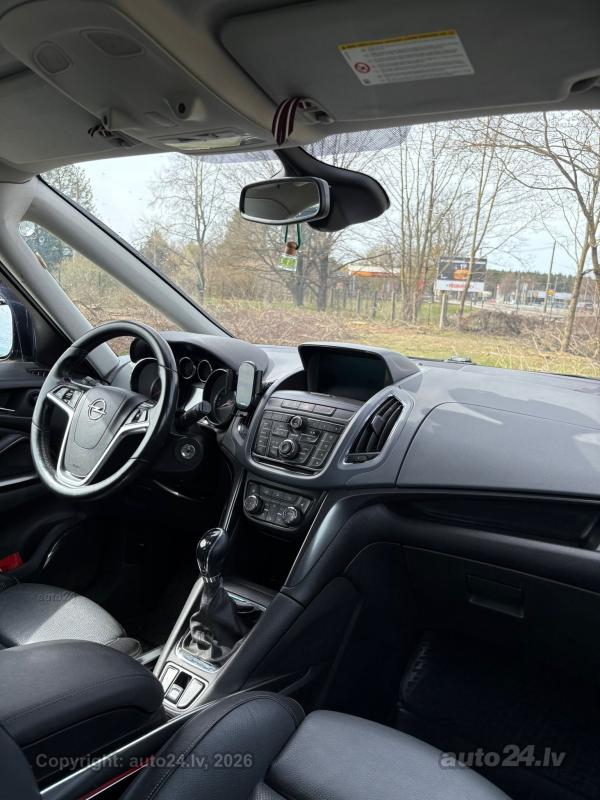 Blue Opel Zafira 2013 in Riga, with an engine capacity of 2.00 L and mileage of 339 thousand km for 4600 €, photo 4 on AUTOMOTO.COM.LV