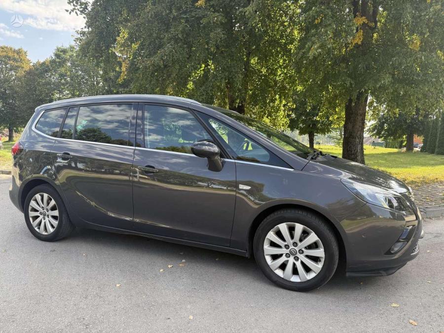 Brown Opel Zafira 2013 in Taurage, with an engine capacity of 1.60 L and mileage of 275 thousand km for 4800 €, photo 1 on AUTOMOTO.COM.LV