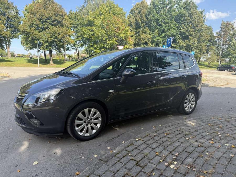 Brown Opel Zafira 2013 in Taurage, with an engine capacity of 1.60 L and mileage of 275 thousand km for 4800 €, photo 3 on AUTOMOTO.COM.LV