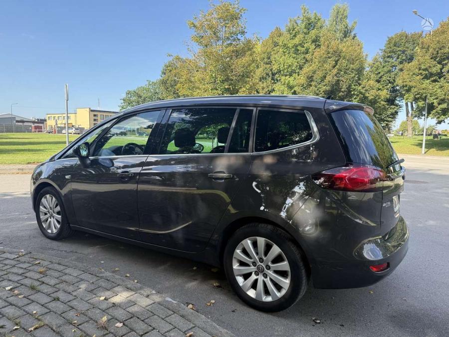 Brown Opel Zafira 2013 in Taurage, with an engine capacity of 1.60 L and mileage of 275 thousand km for 4800 €, photo 5 on AUTOMOTO.COM.LV