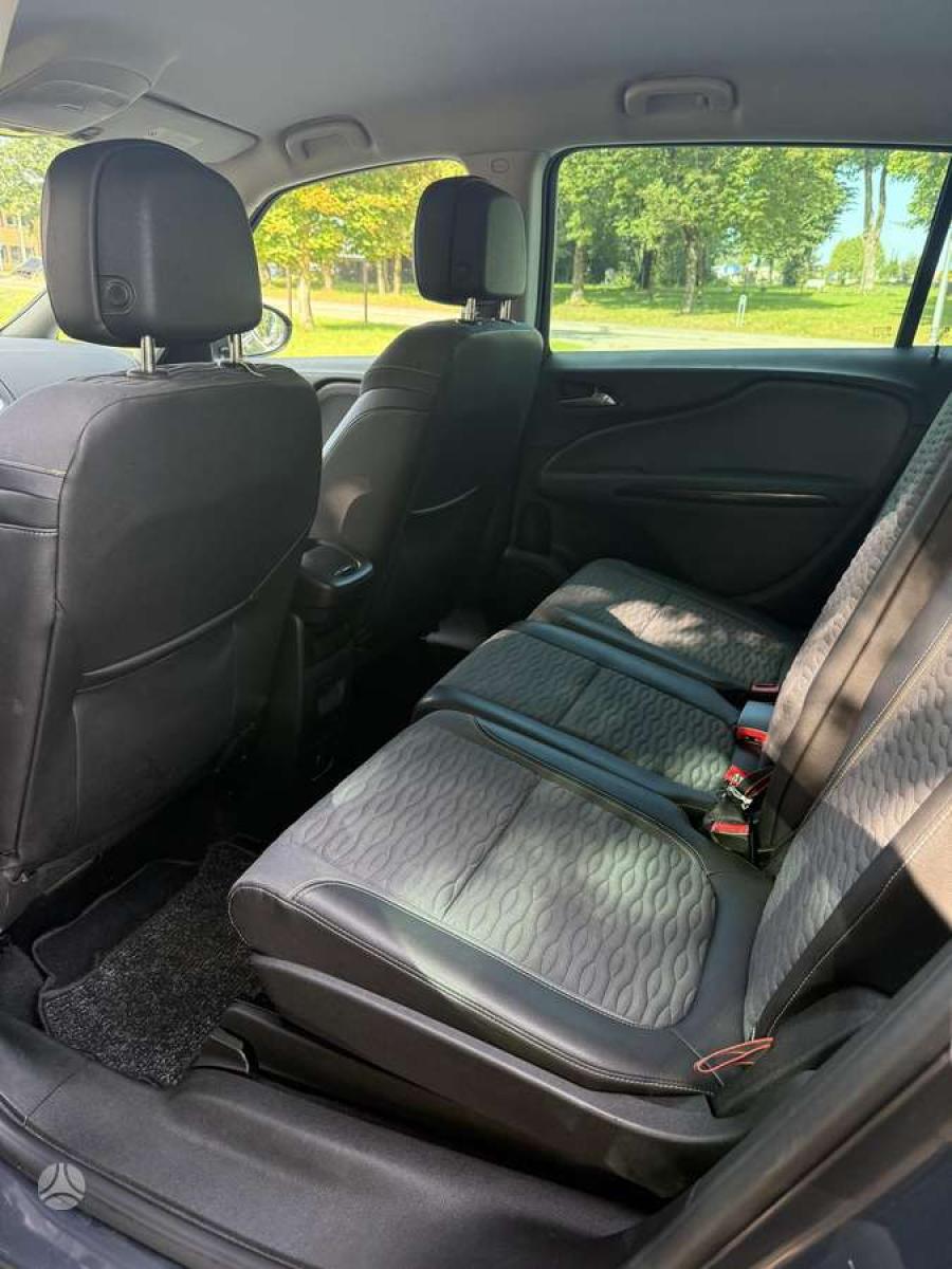 Brown Opel Zafira 2013 in Taurage, with an engine capacity of 1.60 L and mileage of 275 thousand km for 4800 €, photo 9 on AUTOMOTO.COM.LV