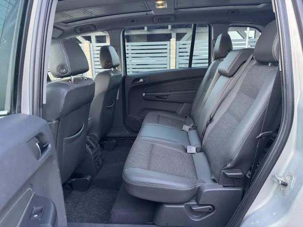 Brown Opel Zafira 2007 in Jelgava, with an engine capacity of 1.90 L and mileage of 258 thousand km for 3150 €, photo 8 on AUTOMOTO.COM.LV