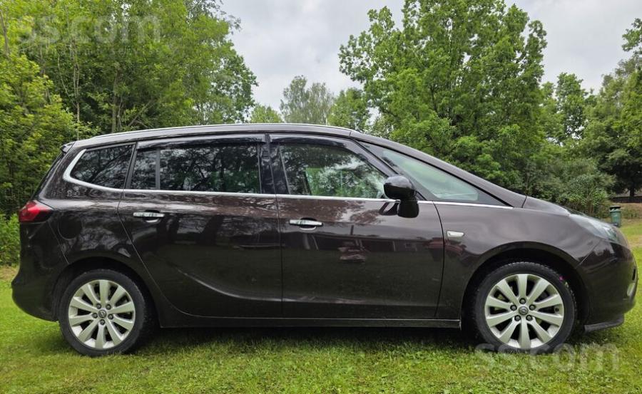 Brown Opel Zafira 2012 in Valka, with an engine capacity of 2.00 L and mileage of 273 thousand km for 5700 €, photo 1 on AUTOMOTO.COM.LV