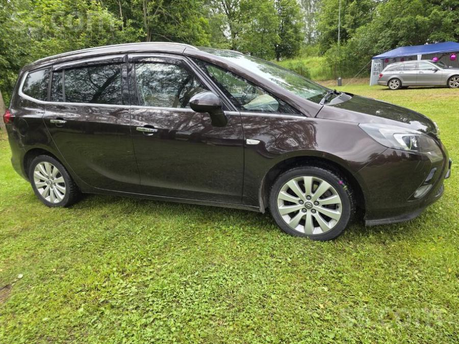 Brown Opel Zafira 2012 in Valka, with an engine capacity of 2.00 L and mileage of 273 thousand km for 5700 €, photo 8 on AUTOMOTO.COM.LV