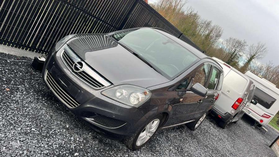 Brown Opel Zafira 2012 in Ukmerge, with an engine capacity of 1.70 L and mileage of 190 thousand km for 2380 €, photo 1 on AUTOMOTO.COM.LV