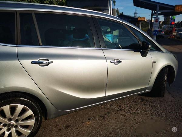 Brown Opel Zafira 2012 in Vilnius, with an engine capacity of 1.40 L and mileage of 147 thousand km for 4990 €, photo 1 on AUTOMOTO.COM.LV