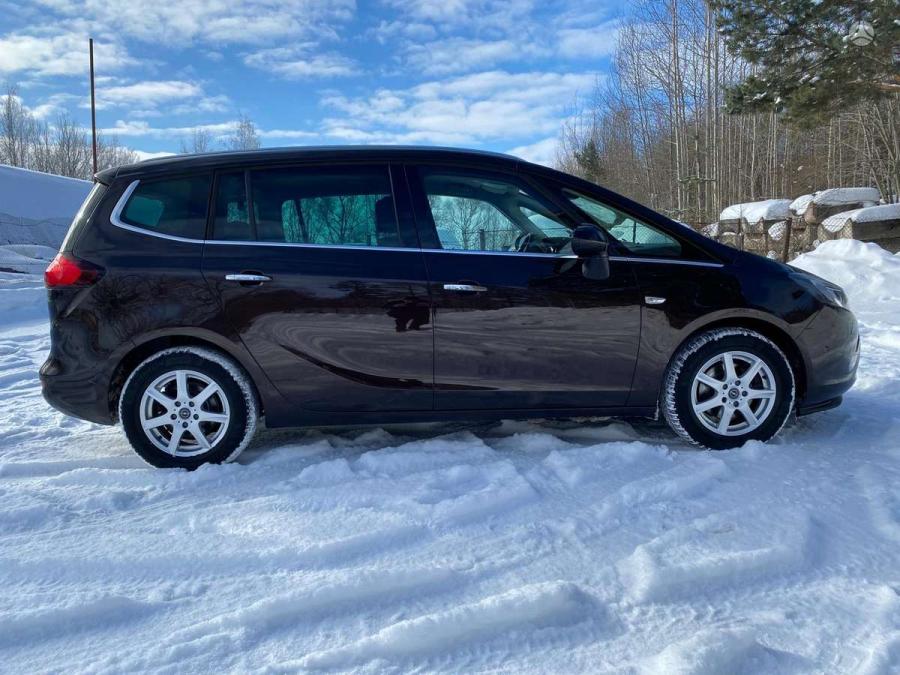 Brown Opel Zafira 2012 in Raseiniai, with an engine capacity of 1.96 L and mileage of 215 thousand km for 5200 €, photo 3 on AUTOMOTO.COM.LV