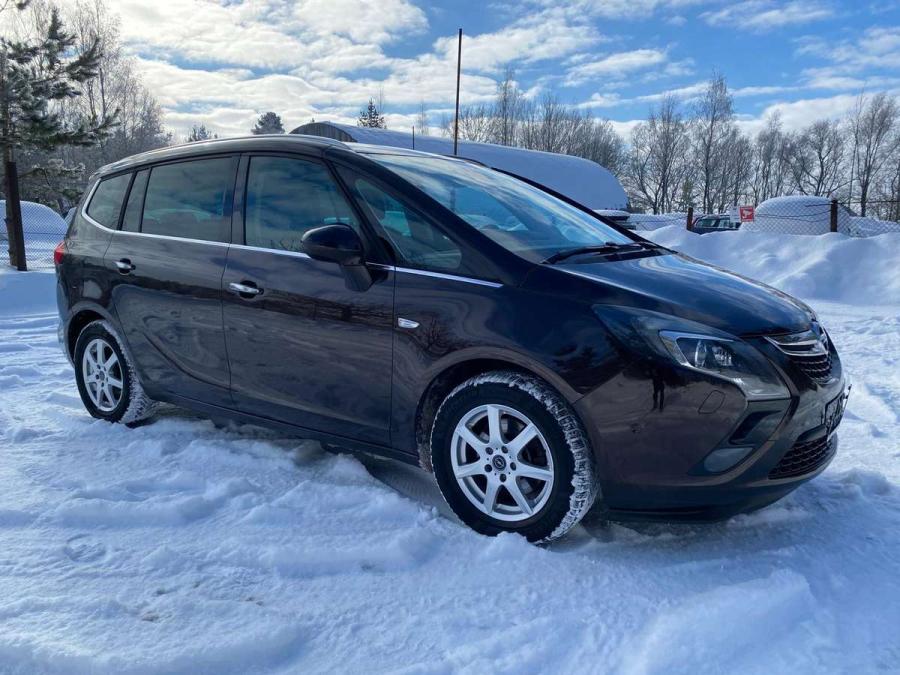 Brown Opel Zafira 2012 in Raseiniai, with an engine capacity of 1.96 L and mileage of 215 thousand km for 5200 €, photo 4 on AUTOMOTO.COM.LV