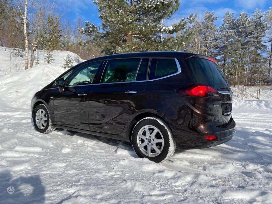 Brown Opel Zafira 2012 in Raseiniai, with an engine capacity of 1.96 L and mileage of 215 thousand km for 5200 €, photo 6 on AUTOMOTO.COM.LV