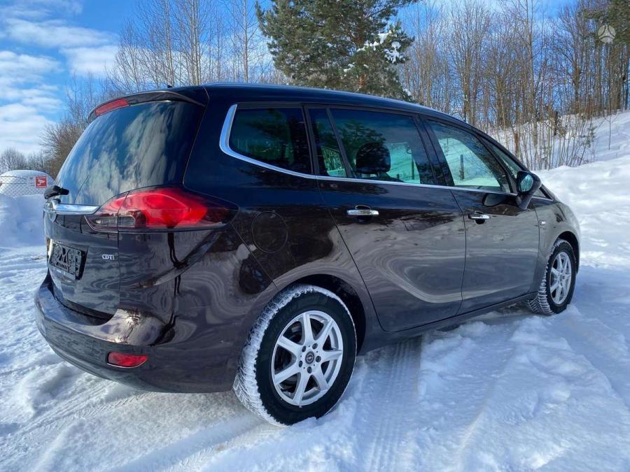 Brown Opel Zafira 2012 in Raseiniai, with an engine capacity of 1.96 L and mileage of 215 thousand km for 5200 €, photo 7 on AUTOMOTO.COM.LV