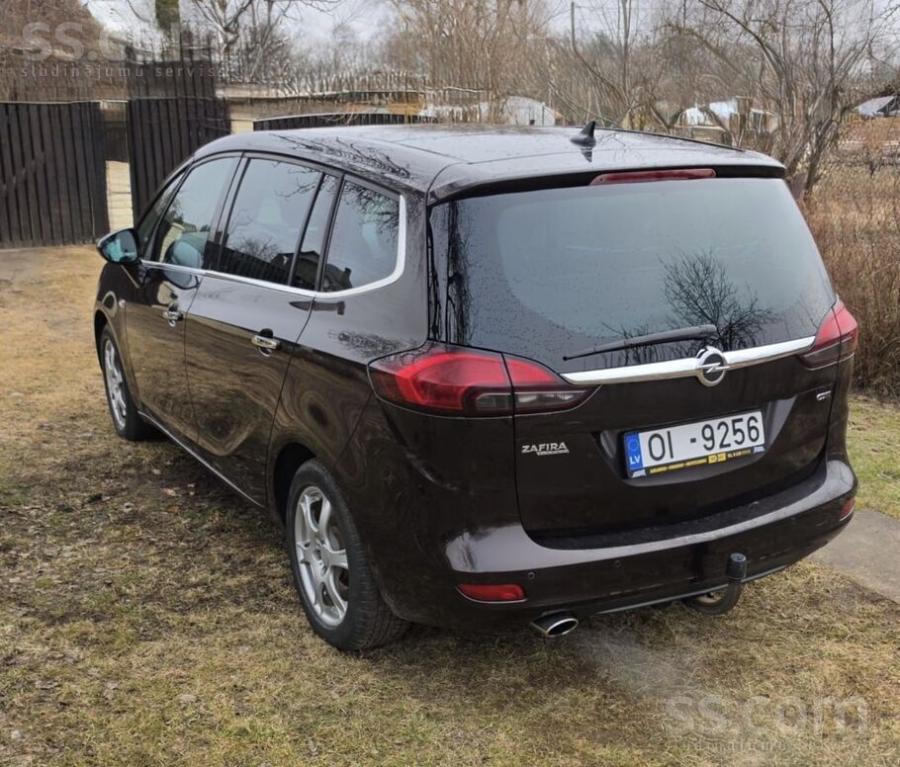 Brown Opel Zafira 2012 in Daugavpils, with an engine capacity of 2.00 L and mileage of 297 thousand km for 6000 €, photo 9 on AUTOMOTO.COM.LV