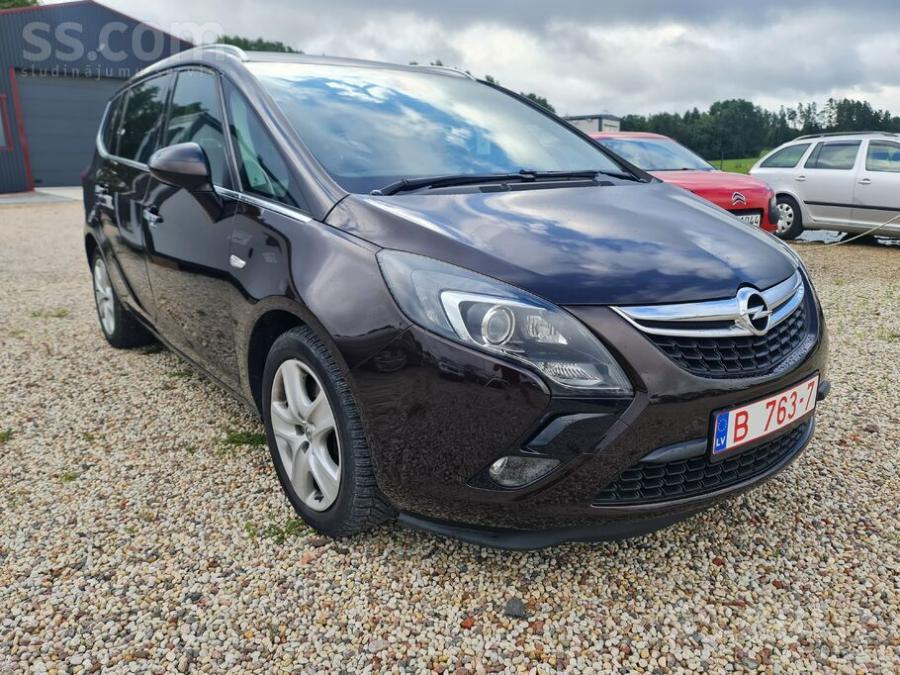 Brown Opel Zafira 2012 in Cesis, with an engine capacity of 2.00 L and mileage of 335 thousand km for 5550 €, photo 1 on AUTOMOTO.COM.LV
