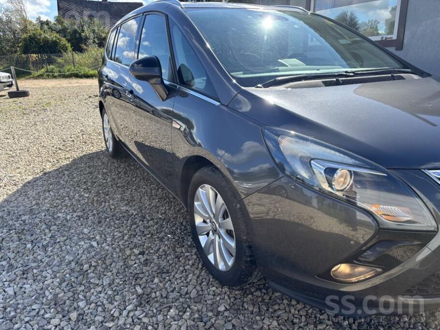 Brown Opel Zafira 2012 in Rezekne, with an engine capacity of 2.00 L and mileage of 255 thousand km for 5650 €, photo 3 on AUTOMOTO.COM.LV