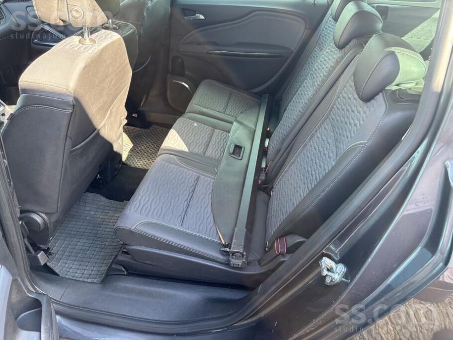 Brown Opel Zafira 2012 in Rezekne, with an engine capacity of 2.00 L and mileage of 255 thousand km for 5650 €, photo 27 on AUTOMOTO.COM.LV