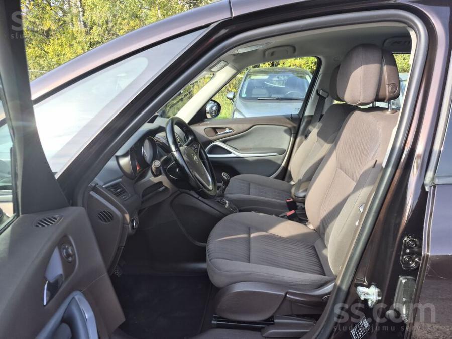 Brown Opel Zafira 2012 in Cesis, with an engine capacity of 2.00 L and mileage of 290 thousand km for 5500 €, photo 7 on AUTOMOTO.COM.LV