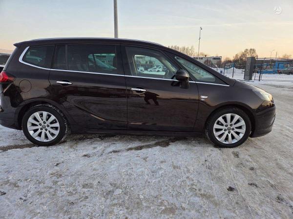 Brown Opel Zafira 2013 in Marijampole, with an engine capacity of 1.96 L and mileage of 216 thousand km for 6450 €, photo 3 on AUTOMOTO.COM.LV