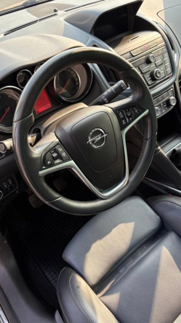 Brown Opel Zafira 2013 in Riga, with an engine capacity of 2.00 L and mileage of 253 thousand km for 6950 €, photo 3 on AUTOMOTO.COM.LV
