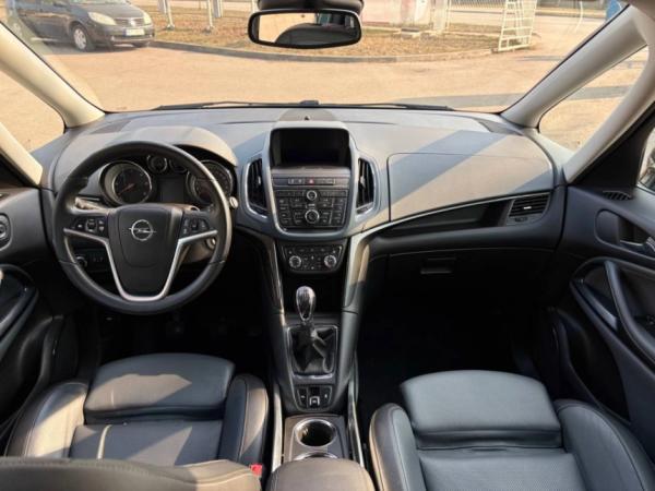 Brown Opel Zafira 2013 in Riga, with an engine capacity of 2.00 L and mileage of 253 thousand km for 6950 €, photo 6 on AUTOMOTO.COM.LV
