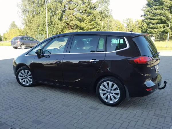 Brown Opel Zafira 2013 in Kuldiga, with an engine capacity of 2.00 L and mileage of 242 thousand km for 6850 €, photo 4 on AUTOMOTO.COM.LV