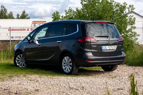 Brown Opel Zafira 2013 in Riga, with an engine capacity of 2.00 L and mileage of 196 thousand km for 6995 €, photo 2 on AUTOMOTO.COM.LV