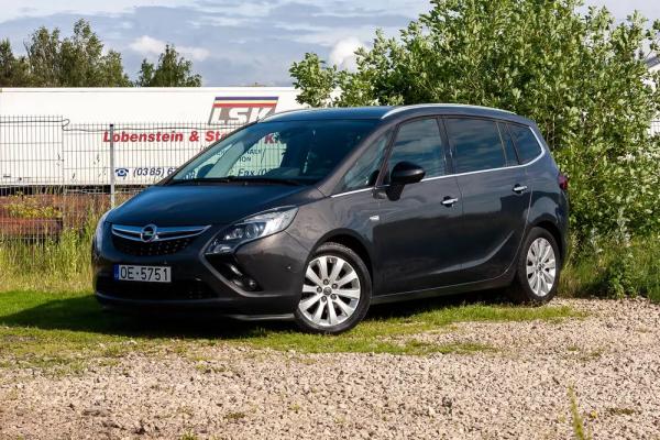 Brown Opel Zafira 2013 in Riga, with an engine capacity of 2.00 L and mileage of 196 thousand km for 6995 €, photo 3 on AUTOMOTO.COM.LV