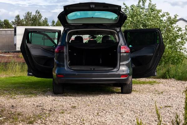 Brown Opel Zafira 2013 in Riga, with an engine capacity of 2.00 L and mileage of 196 thousand km for 6995 €, photo 5 on AUTOMOTO.COM.LV