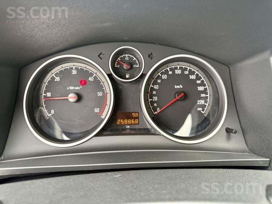 Brown Opel Zafira 2014 in Riga, with an engine capacity of 1.70 L and mileage of 0 thousand km for 3750 €, photo 14 on AUTOMOTO.COM.LV