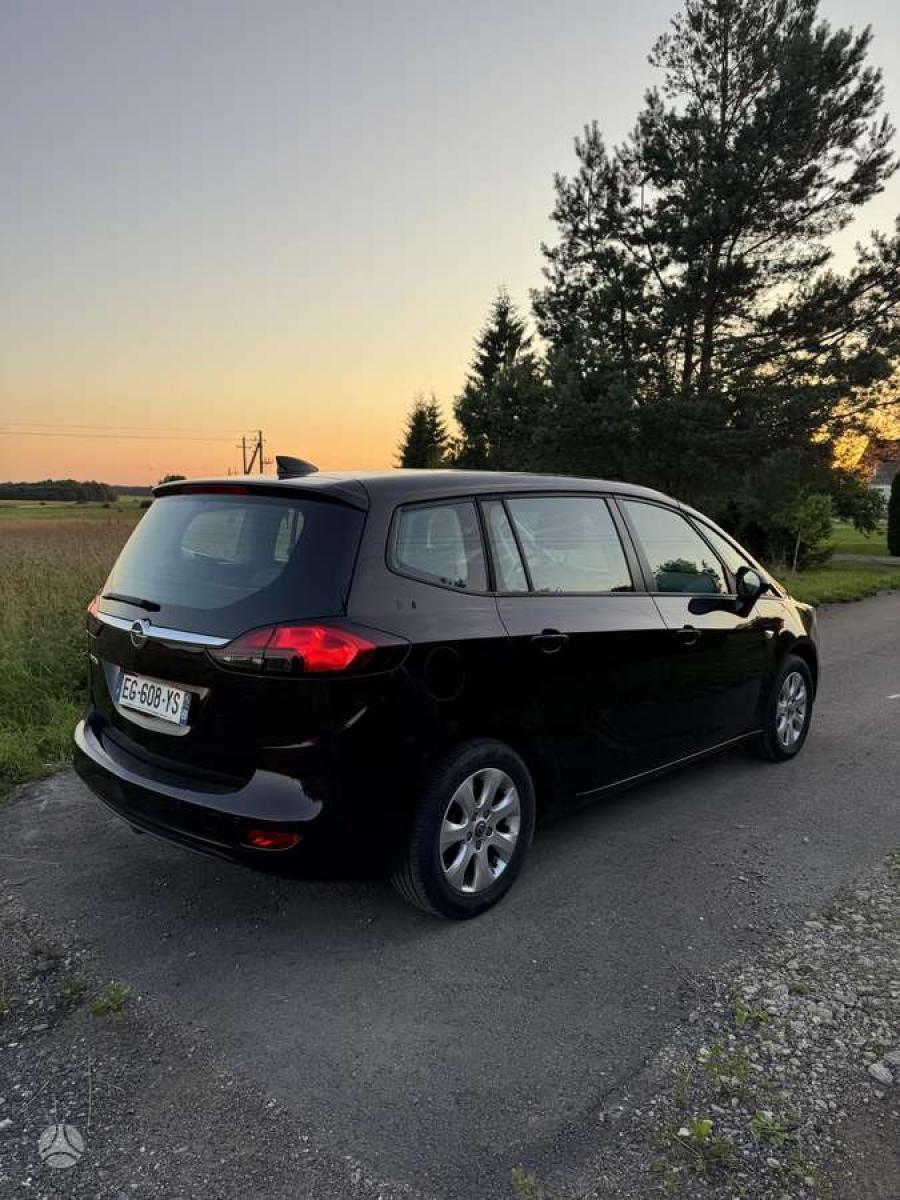 Brown Opel Zafira 2017 in Plunge, with an engine capacity of 1.60 L and mileage of 181 thousand km for 6900 €, photo 4 on AUTOMOTO.COM.LV
