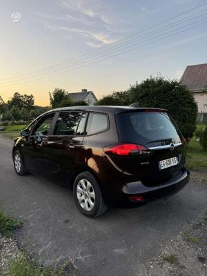 Brown Opel Zafira 2017 in Plunge, with an engine capacity of 1.60 L and mileage of 181 thousand km for 6900 €, photo 5 on AUTOMOTO.COM.LV