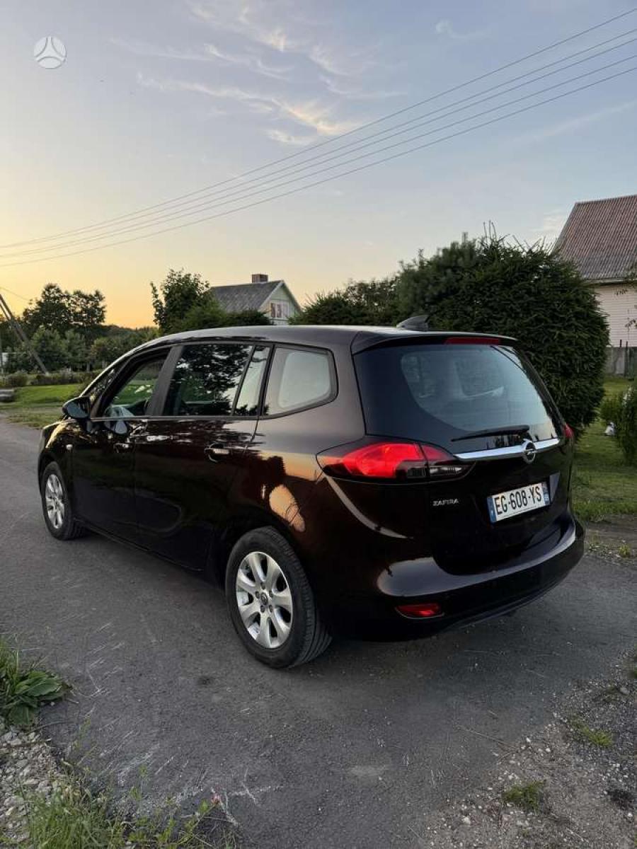 Brown Opel Zafira 2017 in Plunge, with an engine capacity of 1.60 L and mileage of 181 thousand km for 6900 €, photo 5 on AUTOMOTO.COM.LV