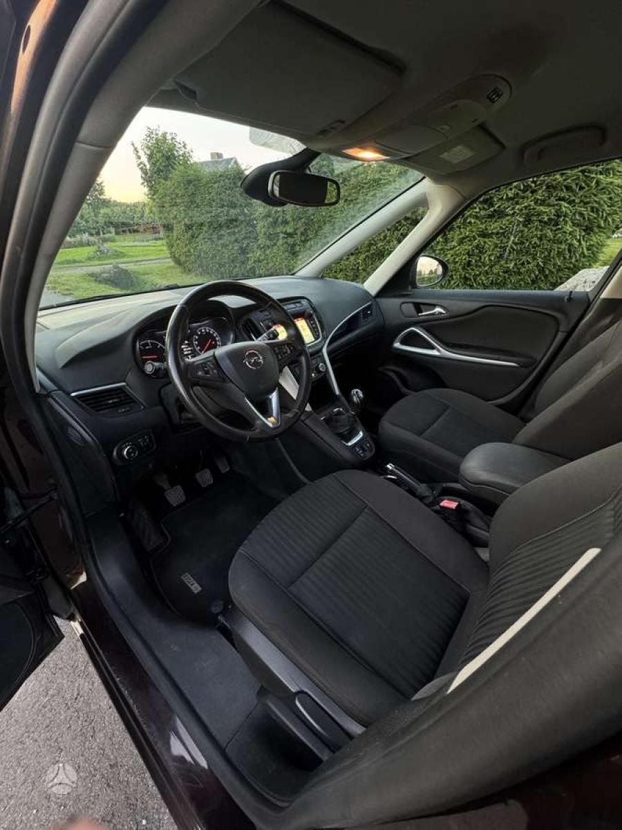 Brown Opel Zafira 2017 in Plunge, with an engine capacity of 1.60 L and mileage of 181 thousand km for 6900 €, photo 7 on AUTOMOTO.COM.LV