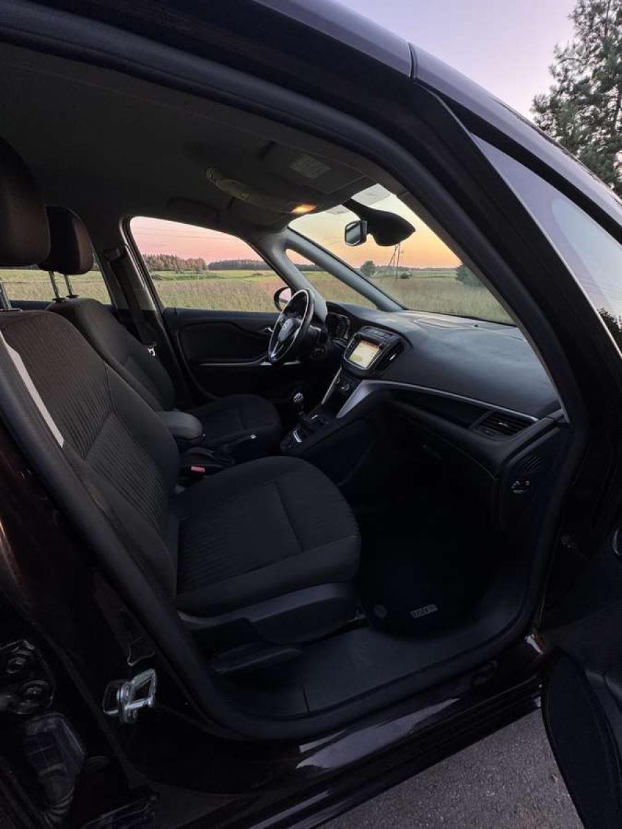 Brown Opel Zafira 2017 in Plunge, with an engine capacity of 1.60 L and mileage of 181 thousand km for 6900 €, photo 9 on AUTOMOTO.COM.LV