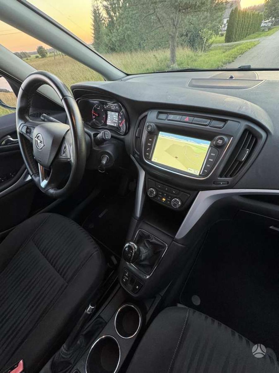 Brown Opel Zafira 2017 in Plunge, with an engine capacity of 1.60 L and mileage of 181 thousand km for 6900 €, photo 10 on AUTOMOTO.COM.LV