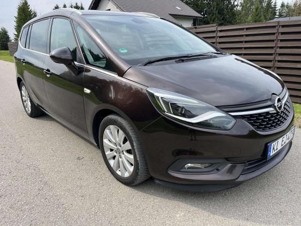 Brown Opel Zafira 2017 in Plunge, with an engine capacity of 1.96 L and mileage of 239 thousand km for 6200 €, photo 1 on AUTOMOTO.COM.LV