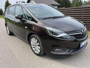 Brown Opel Zafira 2017 in Plunge, with an engine capacity of 1.96 L and mileage of 239 thousand km for 6200 €, photo 1 on AUTOMOTO.COM.LV