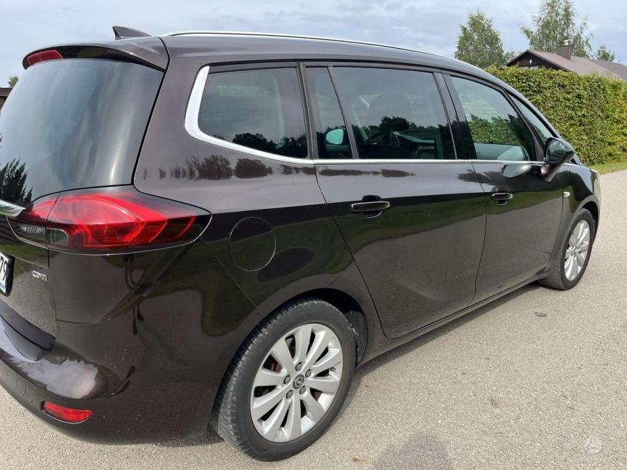 Brown Opel Zafira 2017 in Plunge, with an engine capacity of 1.96 L and mileage of 239 thousand km for 6200 €, photo 6 on AUTOMOTO.COM.LV