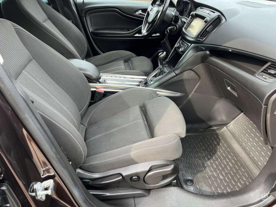 Brown Opel Zafira 2017 in Plunge, with an engine capacity of 1.96 L and mileage of 239 thousand km for 6200 €, photo 16 on AUTOMOTO.COM.LV
