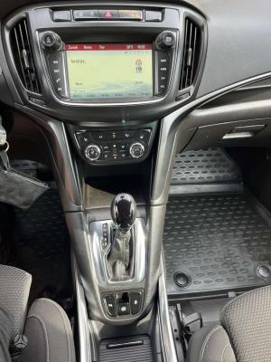 Brown Opel Zafira 2017 in Plunge, with an engine capacity of 1.96 L and mileage of 239 thousand km for 6200 €, photo 21 on AUTOMOTO.COM.LV