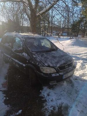 Green Opel Zafira 2001 in Ukmerge, with an engine capacity of 2.00 L and mileage of 284 thousand km for 400 €, photo 2 on AUTOMOTO.COM.LV