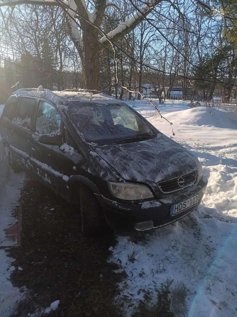 Green Opel Zafira 2001 in Ukmerge, with an engine capacity of 2.00 L and mileage of 284 thousand km for 400 €, photo 2 on AUTOMOTO.COM.LV