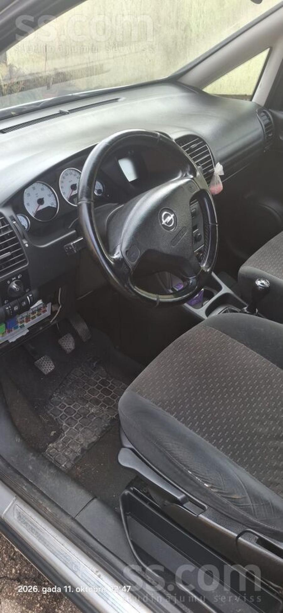 Grey Opel Zafira 2004 in Dobele, with an engine capacity of 2.00 L and mileage of 318 thousand km for 500 €, photo 5 on AUTOMOTO.COM.LV