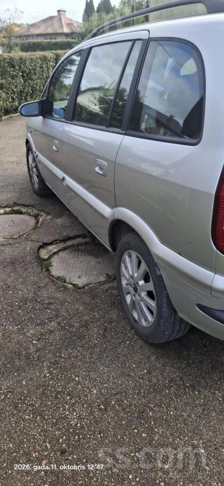 Grey Opel Zafira 2004 in Dobele, with an engine capacity of 2.00 L and mileage of 318 thousand km for 500 €, photo 6 on AUTOMOTO.COM.LV