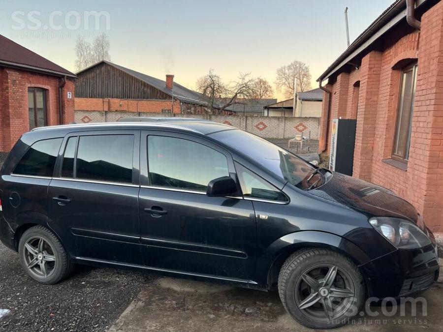 Grey Opel Zafira 2012 in Daugavpils, with an engine capacity of 1.70 L and mileage of 221 thousand km for 2850 €, photo 3 on AUTOMOTO.COM.LV
