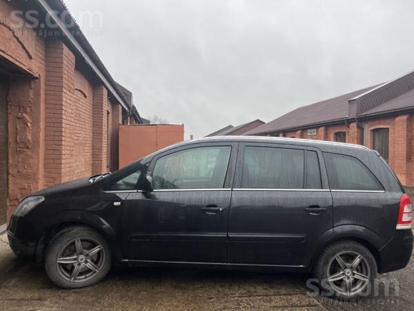 Grey Opel Zafira 2012 in Daugavpils, with an engine capacity of 1.70 L and mileage of 221 thousand km for 2950 €, photo 4 on AUTOMOTO.COM.LV