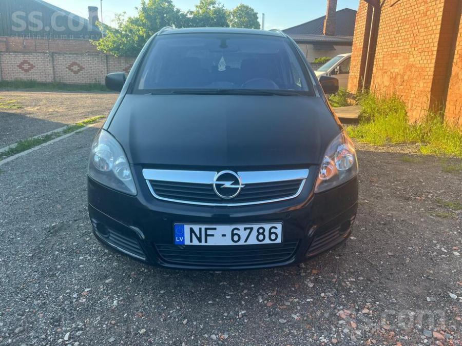 Grey Opel Zafira 2012 in Daugavpils, with an engine capacity of 1.70 L and mileage of 221 thousand km for 2800 €, photo 1 on AUTOMOTO.COM.LV