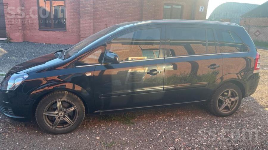 Grey Opel Zafira 2012 in Daugavpils, with an engine capacity of 1.70 L and mileage of 221 thousand km for 2800 €, photo 4 on AUTOMOTO.COM.LV