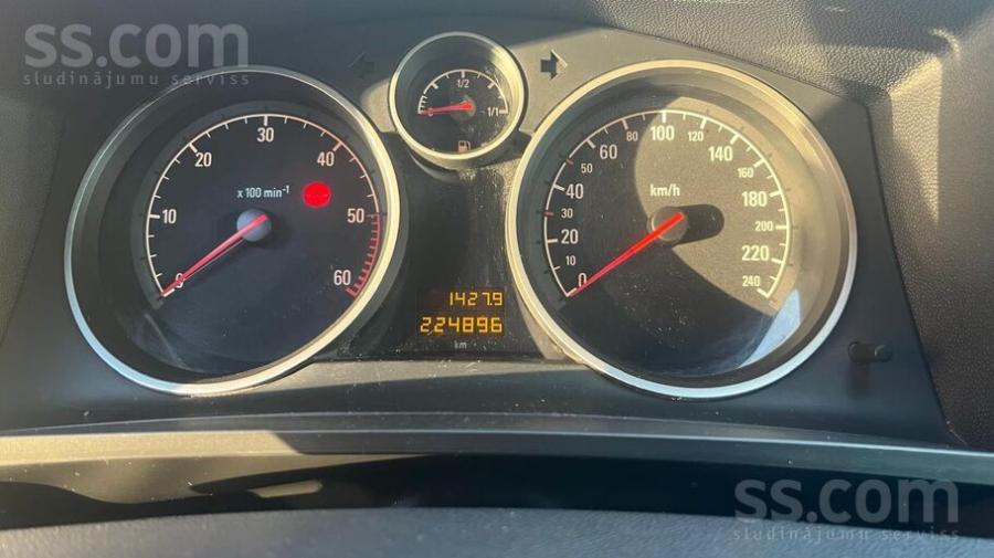 Grey Opel Zafira 2012 in Daugavpils, with an engine capacity of 1.70 L and mileage of 221 thousand km for 2800 €, photo 5 on AUTOMOTO.COM.LV